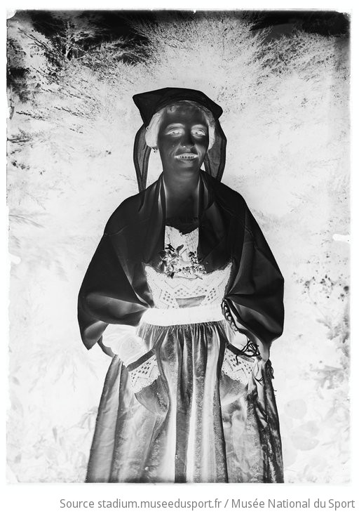 [Portrait de femme en costume] | Stadium