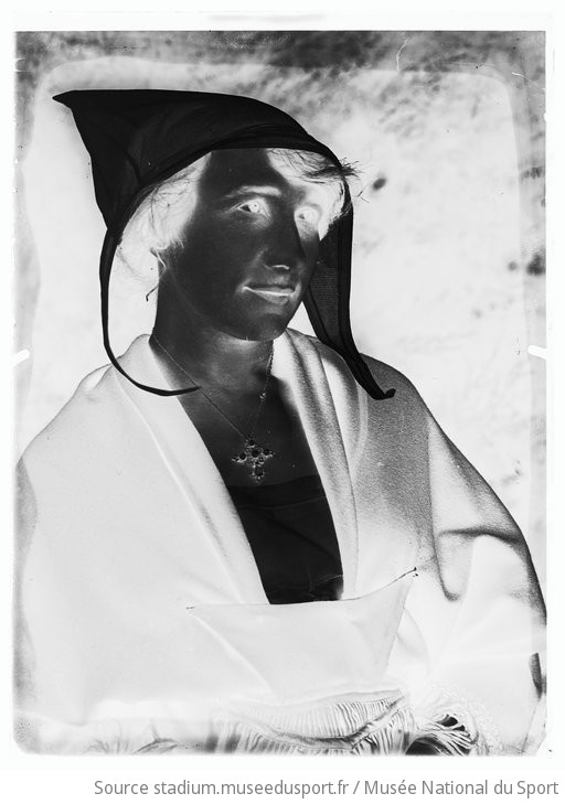 [Portrait de femme en costume] | Stadium