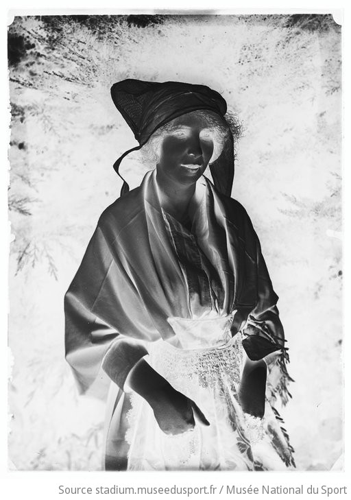 [Portrait de femme en costume] | Stadium