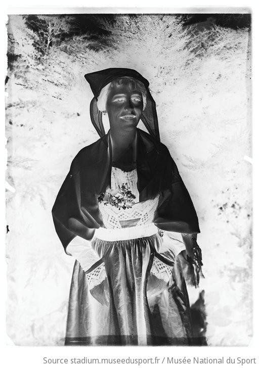 [Portrait de femme en costume] | Stadium